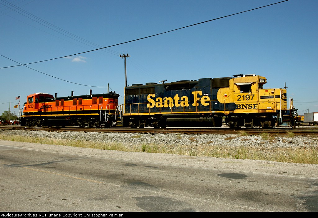 BNSF 1223 and BNSF 2197